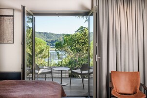 Superior Double Room with balcony and sea side view | Minibar, cofre no quarto, berços/camas para crianças, Wi-fi grátis