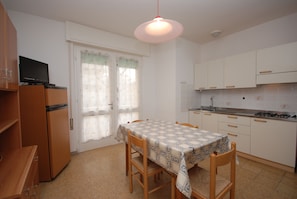 Apartamento, 1 quarto, no piso térreo | Opções para refeição no quarto
