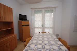 Apartamento, 1 quarto, no piso térreo | Opções para refeição no quarto