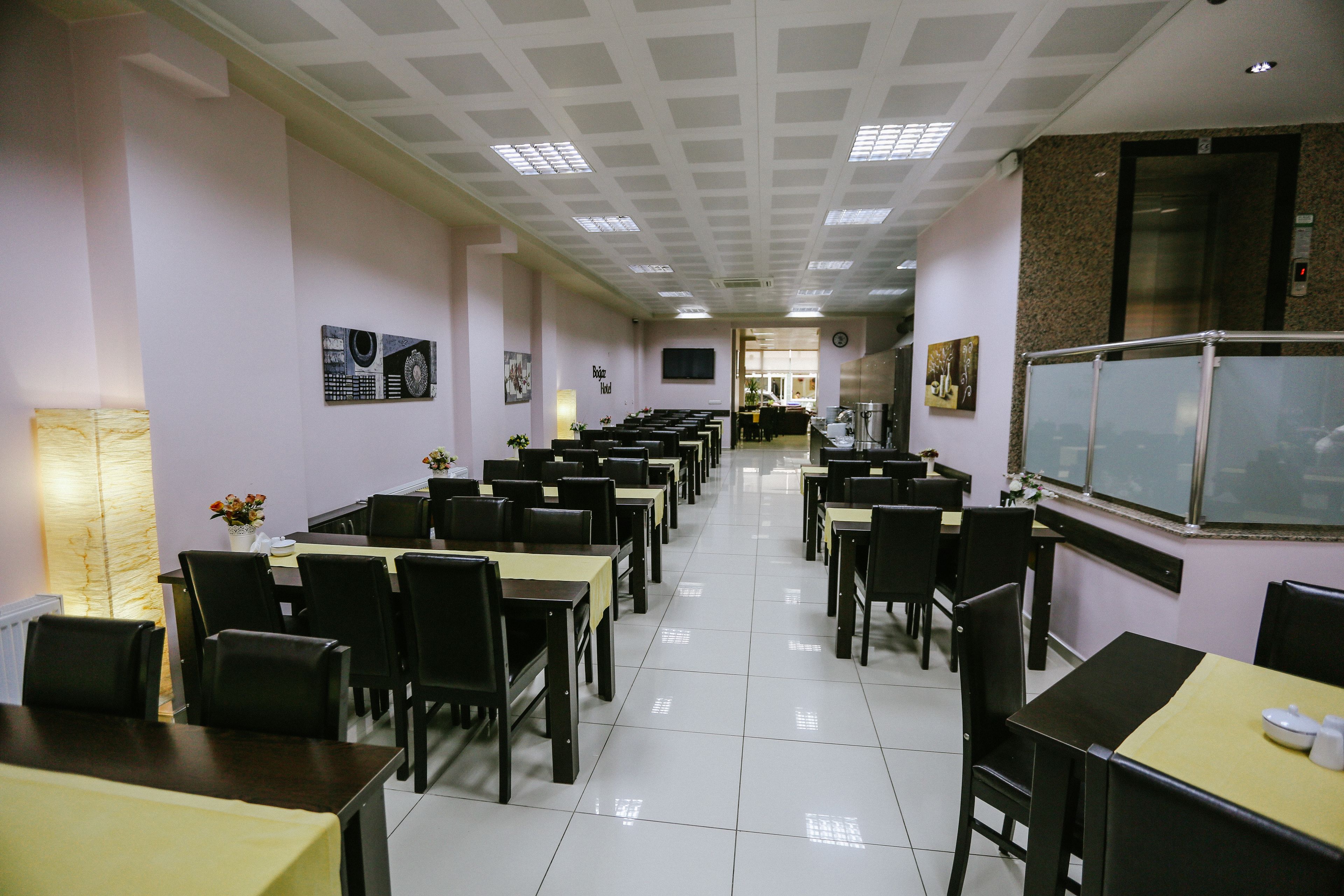 Café da manhã com buffet grátis todos os dias