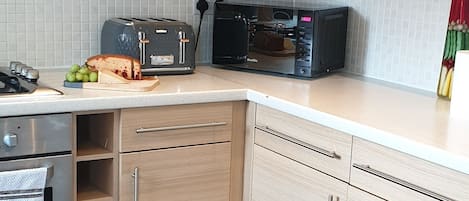 Casa standard, várias camas | Cozinha privada | Geladeira grande, micro-ondas, fogão, lava-louças