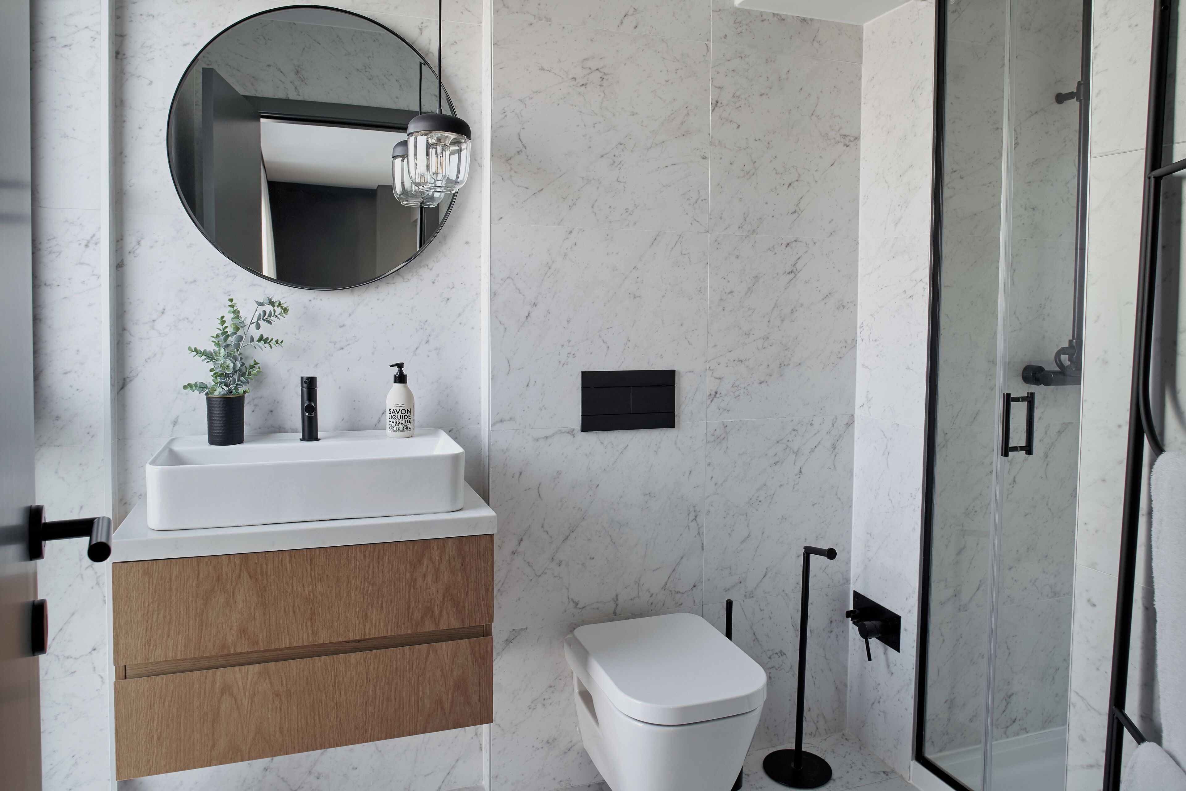 Um polibã, um secador de cabelo, toalhas fornecidas, sabão 