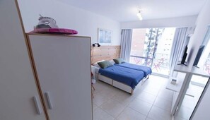 Estúdio, 1 cama Queen, banheiro privativo | Ferros/tábuas de passar roupa, Wi-Fi de cortesia, roupa de cama