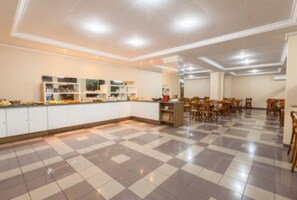 Café da manhã com buffet grátis todos os dias