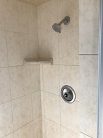 Quarto Individual, 1 cama queen-size | Casa de banho | Um polibã 