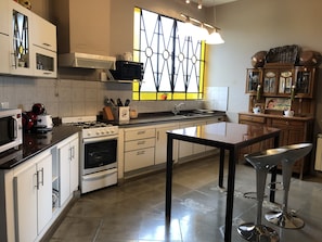 Casa | Cozinha privada | Um frigorífico, um micro-ondas, um forno, uma placa de cozinha 