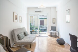 Apartamento, 2 quartos | Área de estar | TV de tela plana