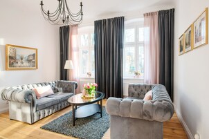 Apartamento Deluxe, 1 quarto, cozinha, vista para o rio | Sala | Televisor de ecrã plano de 55 polegadas com canais por cabo, Smart TV 