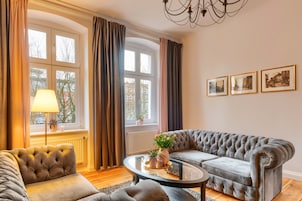 Apartamento Deluxe, 1 quarto, cozinha, vista para o rio | Sala | Televisor de ecrã plano de 55 polegadas com canais por cabo, Smart TV