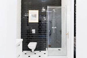 Apartamento Deluxe, 1 quarto, cozinha, vista para o rio | Casa de banho | Um polibã, artigos de higiene pessoal grátis, um secador de cabelo