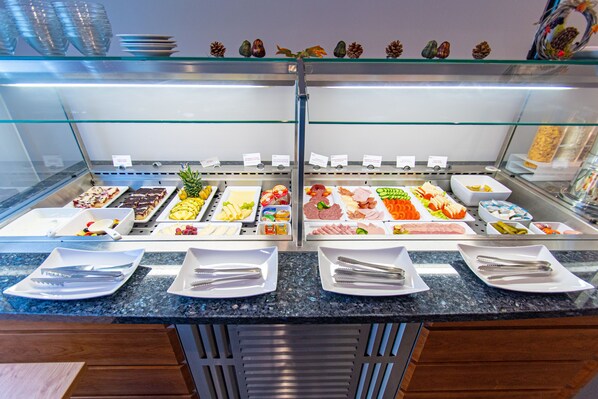 Pequeno-almoço tipo buffet diário mediante uma taxa