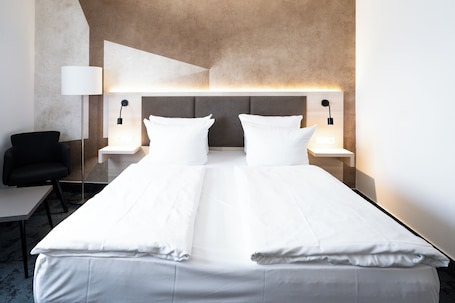 Quarto casal standard | Escrivaninha, cortinas blackout, Wi-Fi de cortesia, roupa de cama. Taste Smart Hotel Lampertheim