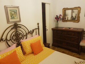 Quarto Económico | Com decoração personalizada, com mobília individualizada, secretária 