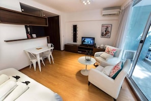 Apartamento conforto, vista para a cidade | Ferros/tábuas de passar roupa, Wi-Fi de cortesia, roupa de cama