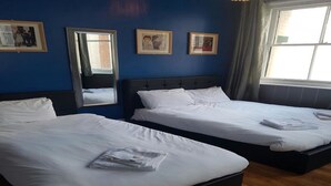 Quarto Quádruplo Standard, casa de banho partilhada | 1 quarto, secretária, Wi-fi grátis 