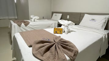 Quarto Quádruplo Superior, várias camas | Minibar, com mobília individualizada, secretária