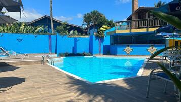 Piscina externa, espreguiçadeiras