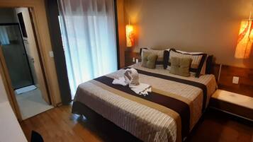 Quarto casal luxo | Cortinas blackout, ferros/tábuas de passar roupa, Wi-Fi de cortesia