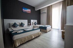 Frigobar, escrivaninha, espaço de trabalho para notebook