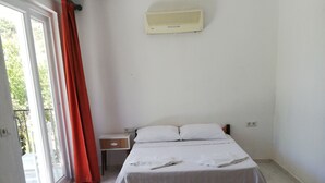 Quarto triplo básico, 1 cama de casal, vista para o jardim | Roupa de cama