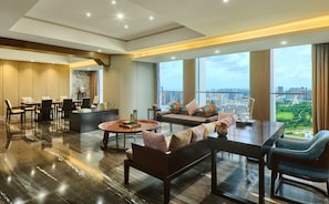 Minibar, cofre no quarto, secretária 