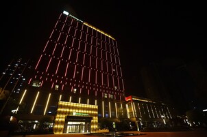 Um hotel moderno com um design de iluminação vertical marcante e uma entrada bem iluminada.