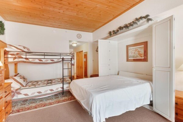 Studio Colorado Vacation Rental Located Near River Run Village With Hot Tub And Pool Access - Keystone, CO