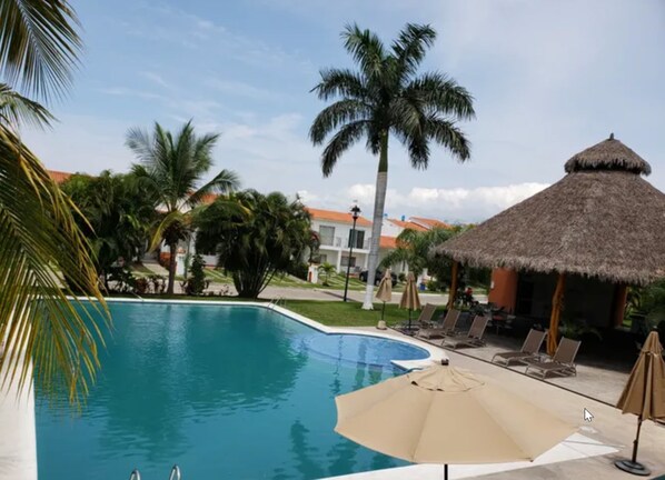 2 piscinas exteriores, da(s) 8:00 à(s) 22:00, toldos gratuitos 