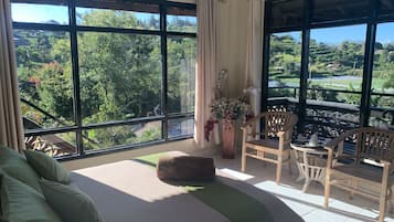 Quarto panorâmico | Cofres nos quartos, individualmente decorados