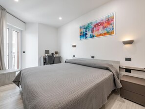 Camas de colchão viscoelástico, cofre no quarto, secretária 