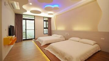 Quarto empresarial, 2 camas de casal, sacada, vista para a cidade | Roupas de cama premium, edredons de pluma, camas com colchões pillow-top