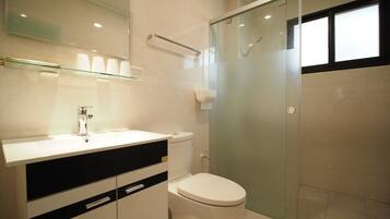 Quarto empresarial, 2 camas de casal, sacada, vista para a cidade | Roupas de cama premium, edredons de pluma, camas com colchões pillow-top