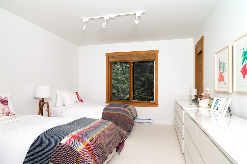The Ridge 21 | 3 Bed/3 Bath Luxury Townhouse |Ski-in/out |Hot Tub | Parking Incl - Whistler