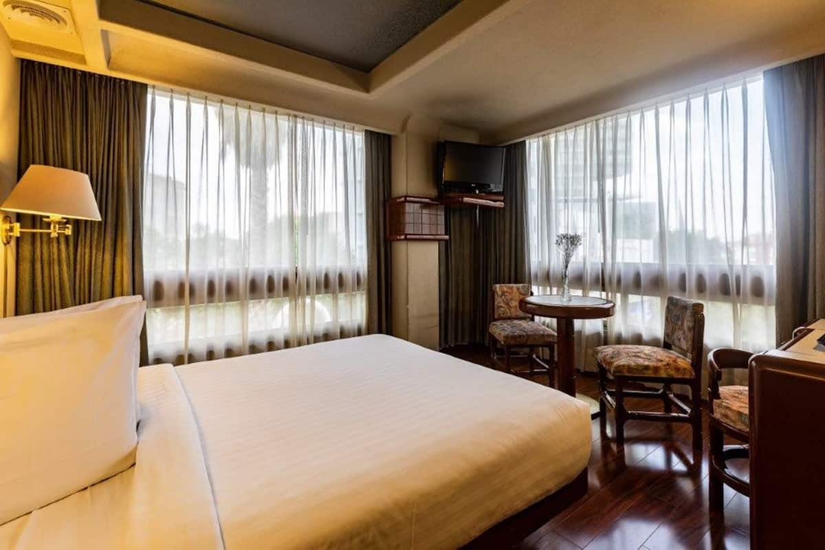 Quarto Executivo | Roupa de alta qualidade, cofre no quarto, secretária