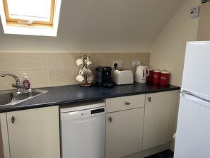 Apartamento, 3 quartos | Cozinha privada | Geladeira grande, micro-ondas, fogão, cooktop