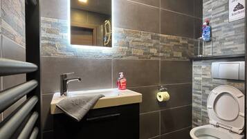 Apartamento, 1 quarto, pátio, no rés do chão | Casa de banho | Uma combinação polibã/banheira, um chuveiro fixo, um secador de cabelo