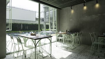 Serviço de café da manhã, culinária tailandesa, vistas para a piscina