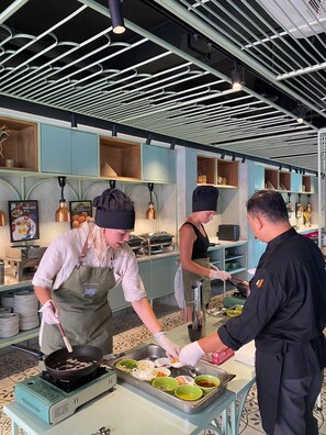 Pequenos-almoços servidos, cozinha tailandesa, com vista para a piscina 