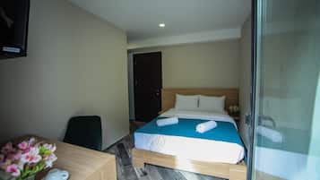 Quarto casal, sacada | Roupas de cama antialérgicas, frigobar, cofres nos quartos, escrivaninha