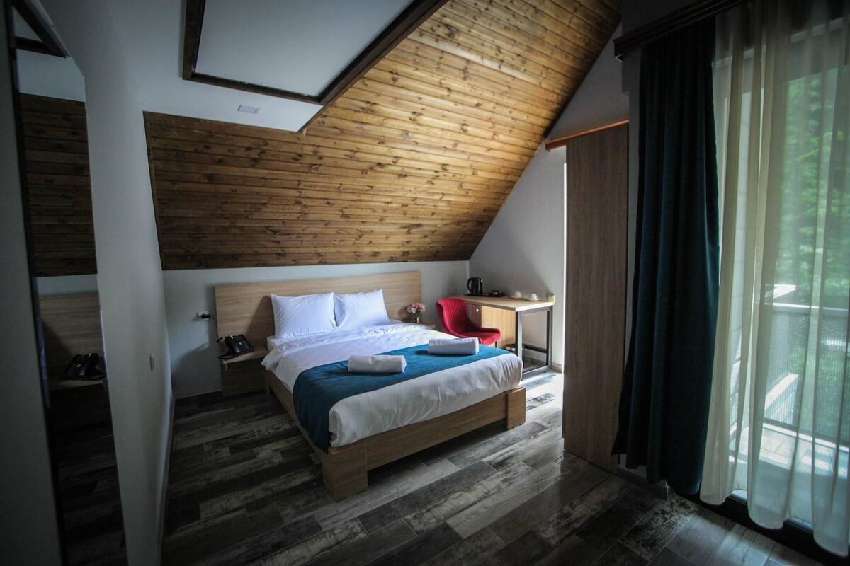 Quarto Quádruplo, varanda | Roupa hipoalergénica, minibar, cofre no quarto, secretária 