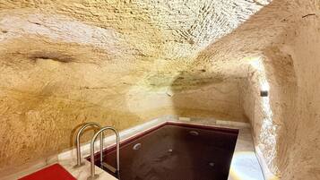 Premium Cave Room | Minibar, cofre no quarto, quartos insonorizados, ferro/tábua de engomar