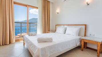 Quarto luxo, 1 cama Queen, vista para o mar | Wi-Fi de cortesia, roupa de cama