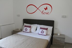 Roupa hipoalergénica, minibar, cofre no quarto, secretária 