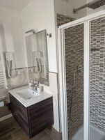 Quarto básico, 1 cama Queen, sacada | Banheiro | Chuveiro, produtos de toalete grátis, secador de cabelo, bidê