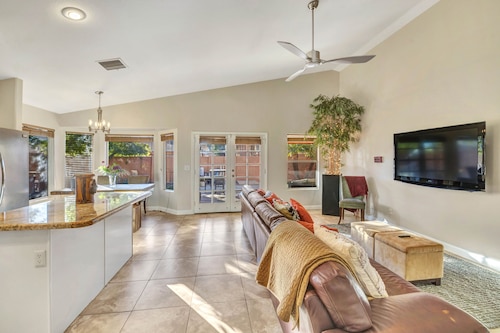 🌴🌴Relaxation Awaits! Sunny & Spacious + Sparkling Pool. *Amazing Location - Chandler, AZ