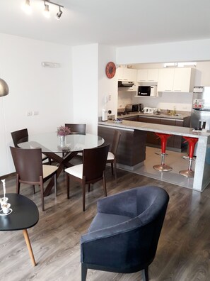 Duplex conforto, 2 quartos | Área de estar | TV de tela plana