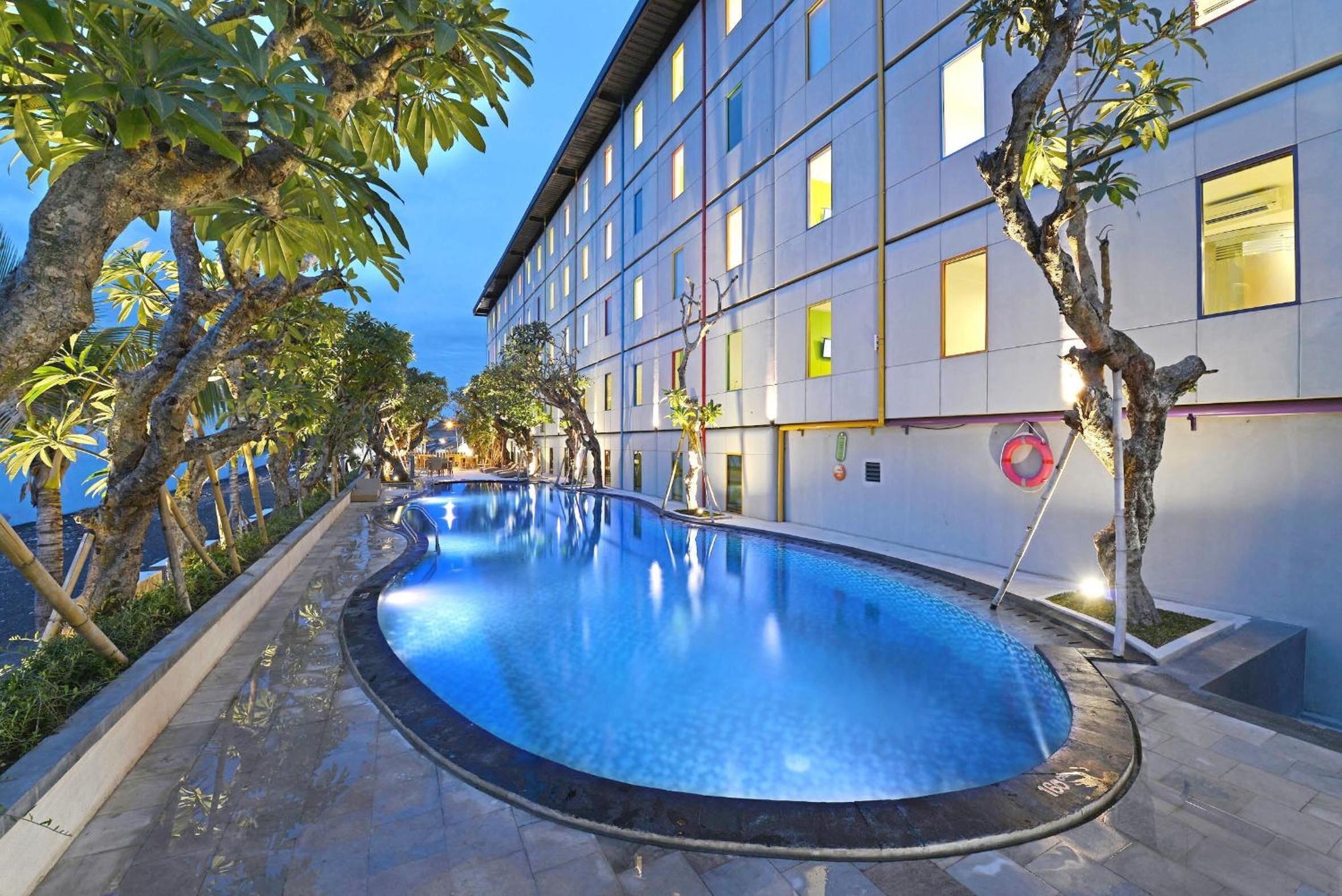 Piscina exterior, espreguiçadeiras 