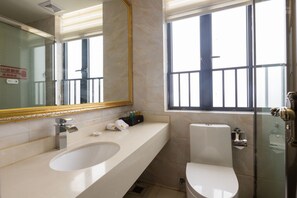 Quarto Duplo Deluxe | Casa de banho | Um polibã, artigos de higiene pessoal grátis, um secador de cabelo