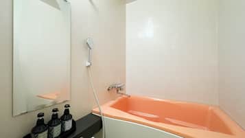 Quarto casal, para não fumantes | Banheiro | Banheira e chuveiro separados, produtos de toalete grátis
