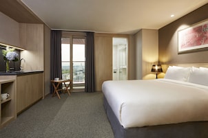 Quarto Duplo Superior | Roupa de alta qualidade, com decoração personalizada, secretária